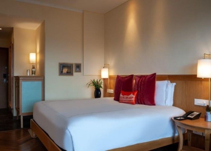 Deluxe Room Courtyard View King Bed